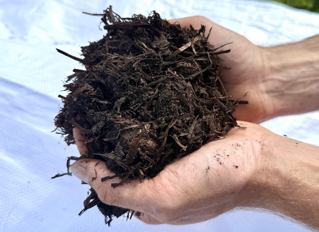 Well Rotted Farmyard Manure 800L | Mole Valley Topsoil